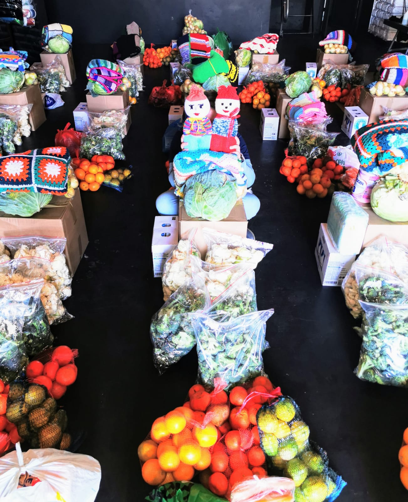 Helpende Hand gryp in tydens COVID-19-pandemie - Wêreldwyd