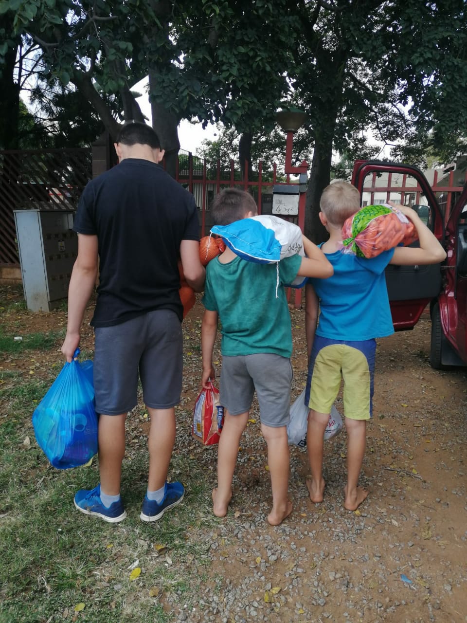 Helpende Hand gryp in tydens COVID-19-pandemie - Wêreldwyd