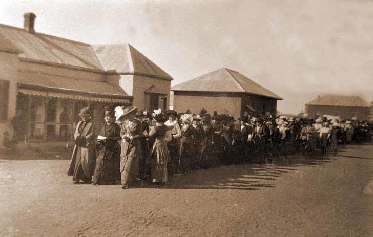 Vrouemaand: Die ánder vroueoptog na die Uniegebou - Wêreldwyd